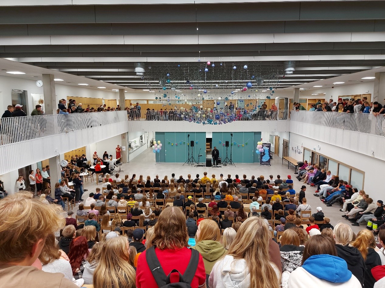 Silta-kampuksen upeita avajaisia vietettiin esittävän taiteen parissa ...